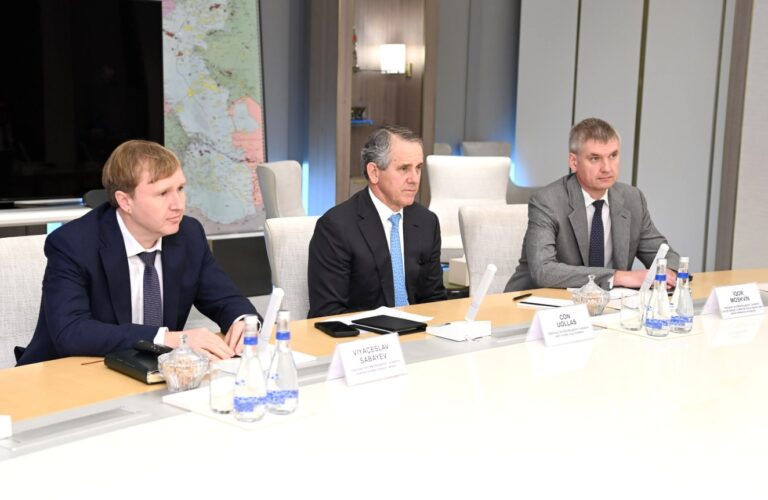 President of SOCAR Meets with the Chairman and CEO of DeGolyer and ...